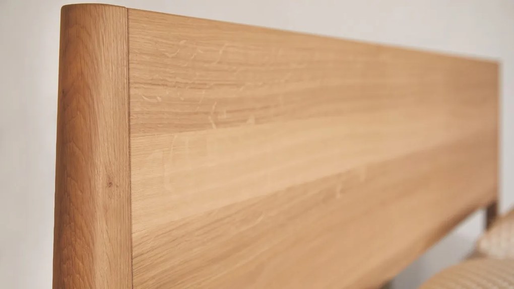 Designová postel Postelia ADRIA Buk jádrový 180x200cm - dřevěná postel z masivu o šíři 4 cm