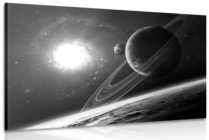 Obraz planeta ve vesmíru v černobílém provedení
