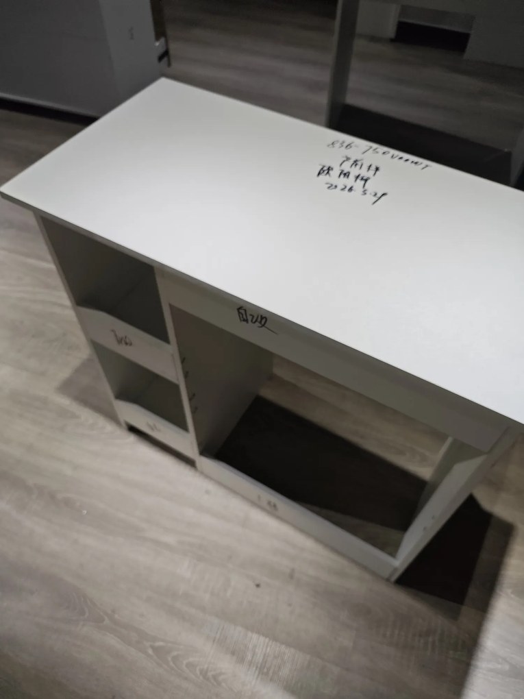 HOMCOM počítačový stůl 80 cm se 2 policemi, bílý