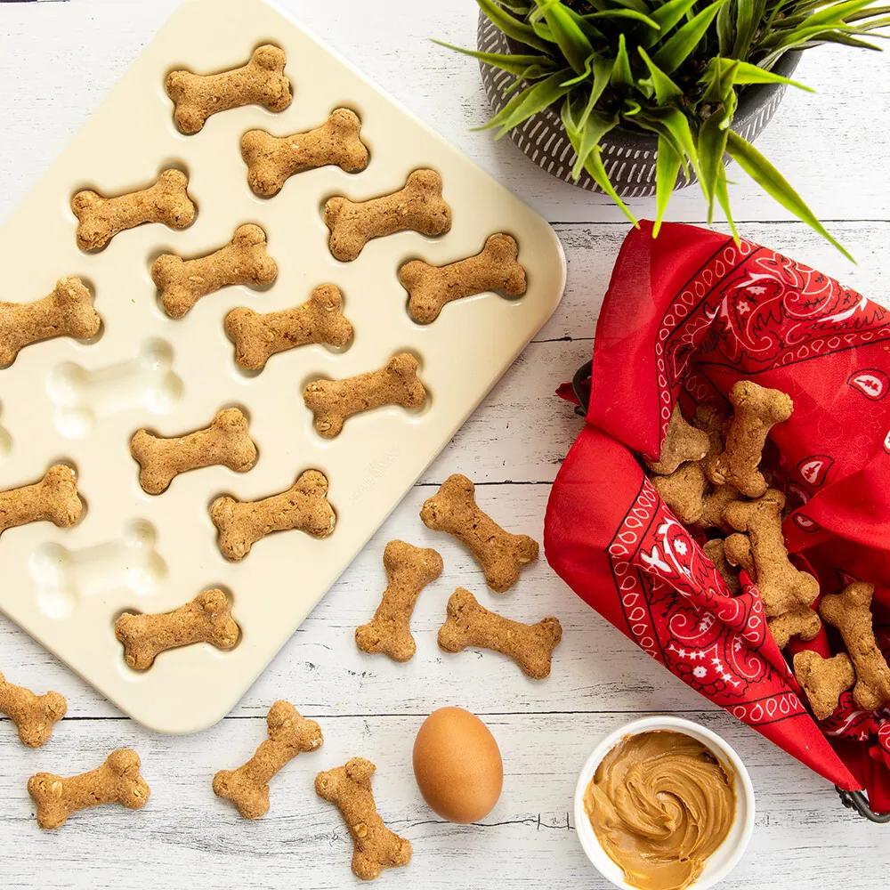 Nordic Ware Puppy Love Treat Pan forma na 16 psích sušenek, 30922