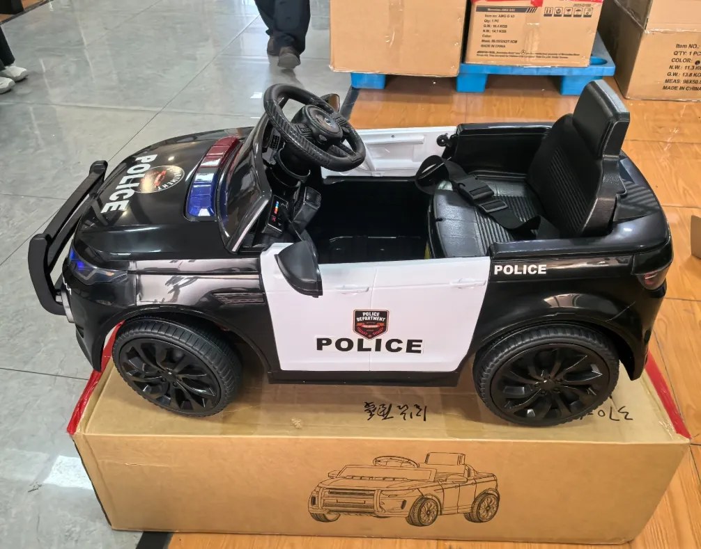 AIYAPLAY policejní elektrické auto pro děti 12 V, dálkové ovládání, černé