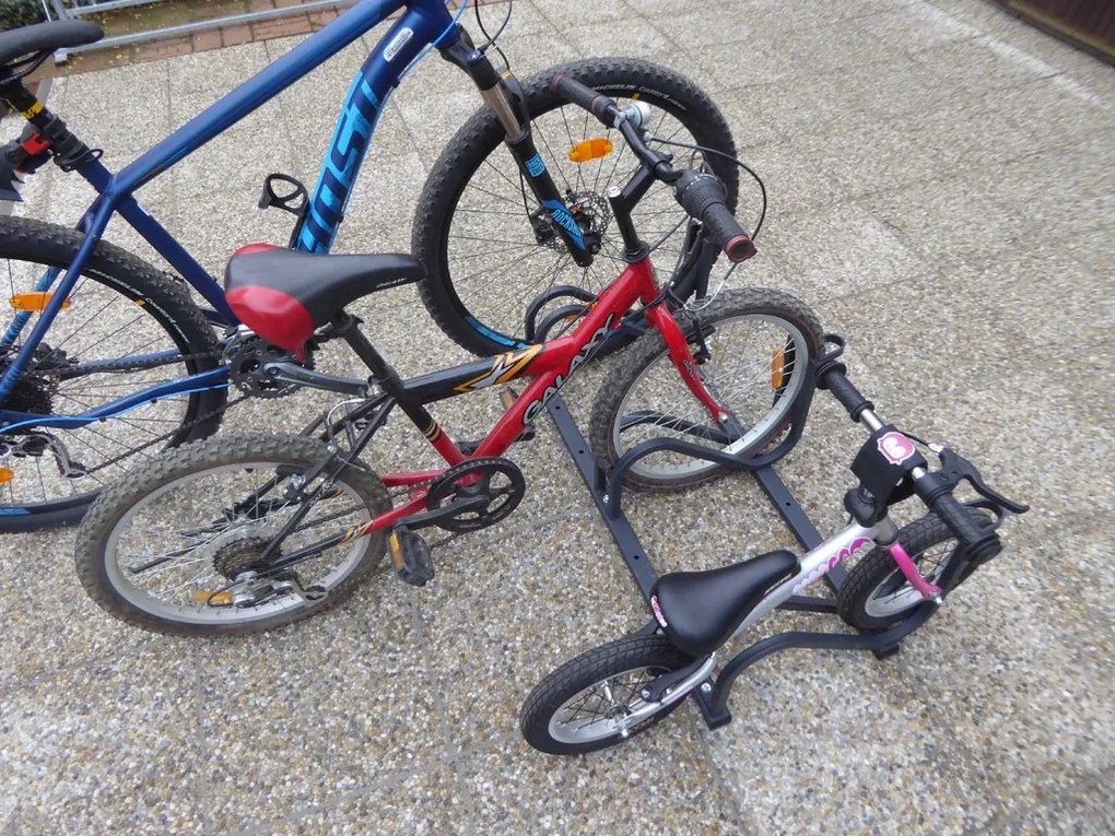 Stojan na kolo s nastavitelným úhlem držáků - vhodný i pro elektrokola KACERLE KS-360 Počet stání: pro 5 kol, Povrchová úprava: prášková barva (antracit)