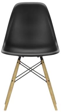Eames Plastic Chair DSW medový jasan černá bílé na koberec Vitra