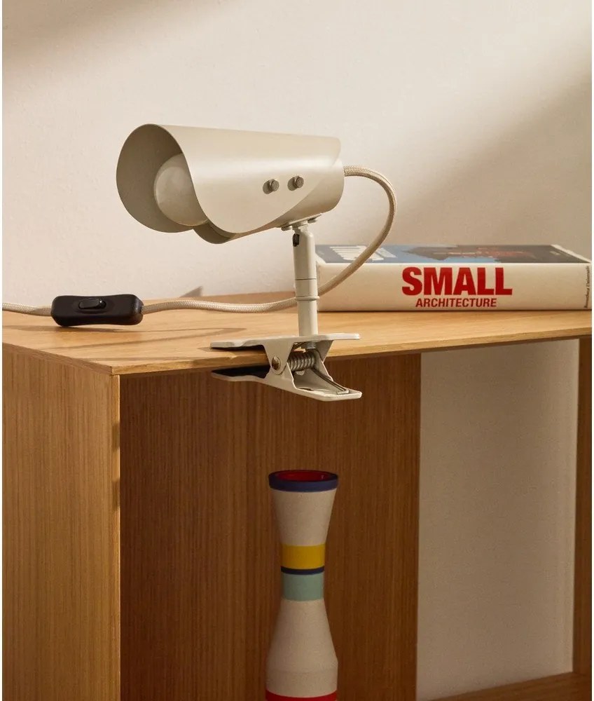 Světle šedá kovová stolní lampa s klipem (výška 16 cm) Jula – Kave Home