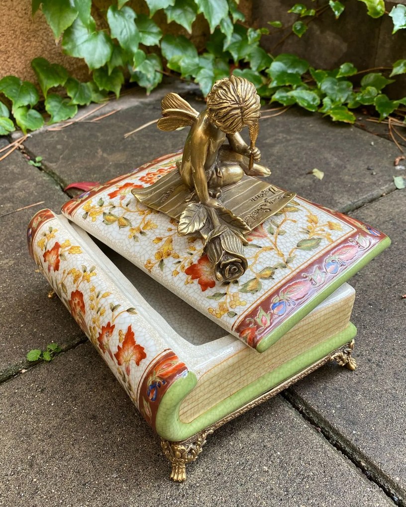 Porcelánová dóza - Anděl sedící na knize