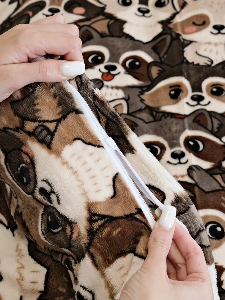 MK Lůžkoviny Mikroplyšové povlečení do postýlky Exclusive – Mývalí invaze 100 × 135 cm, 40 x 60 cm