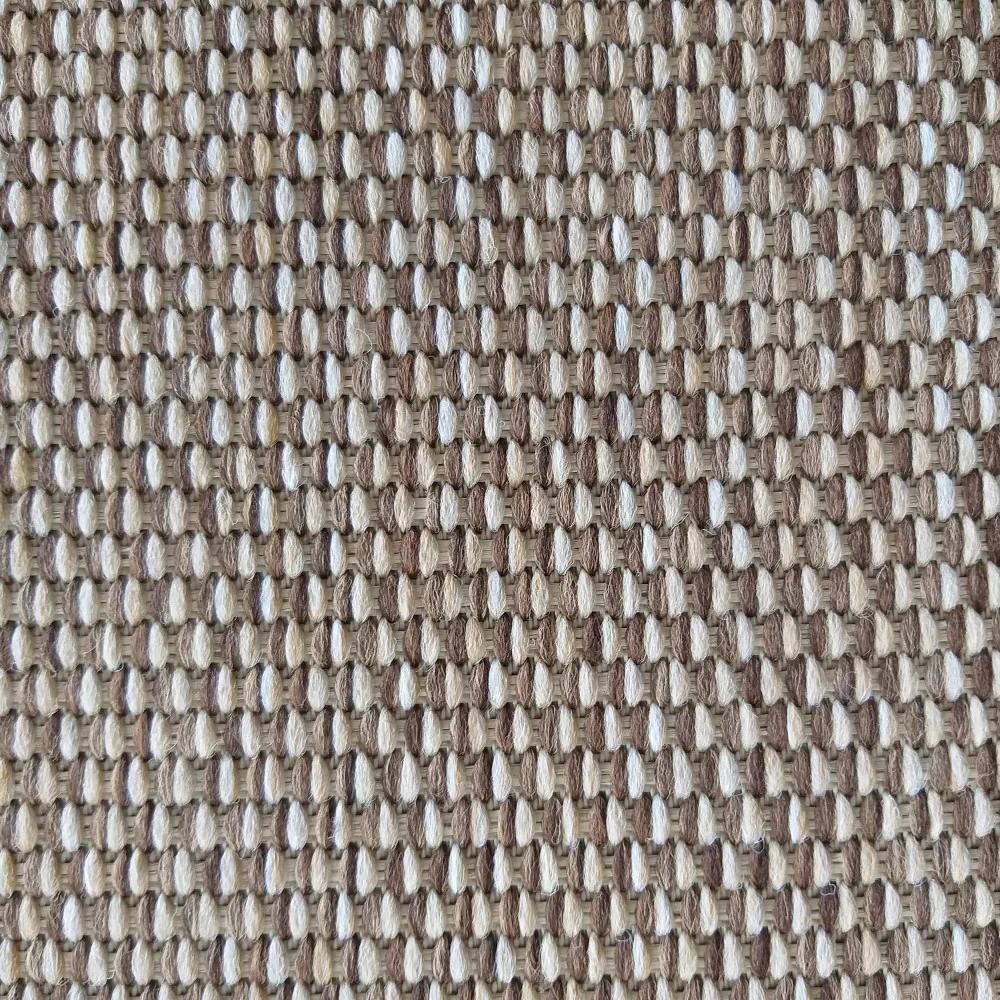 Jednoduchý a praktický hladký koberec hnědé barvy