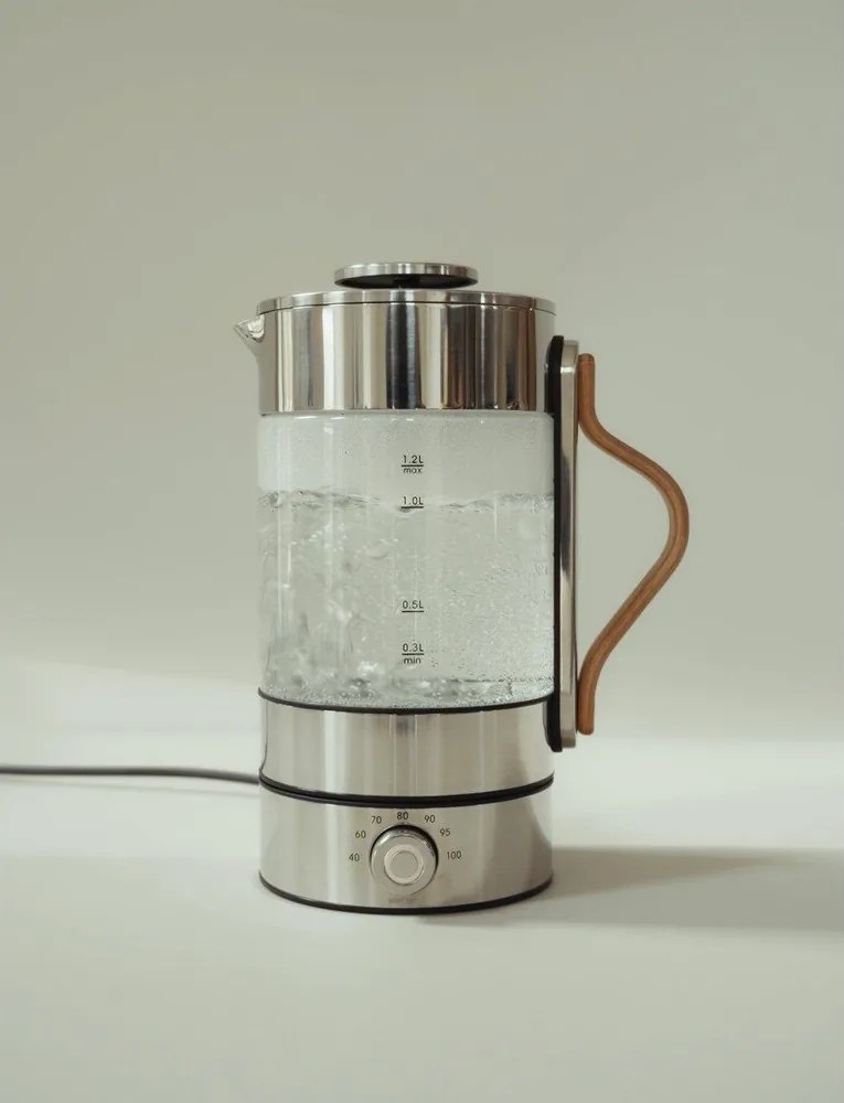 Skleněná rychlovarná konvice ve stříbrné barvě 1,2 l Emma – Stelton