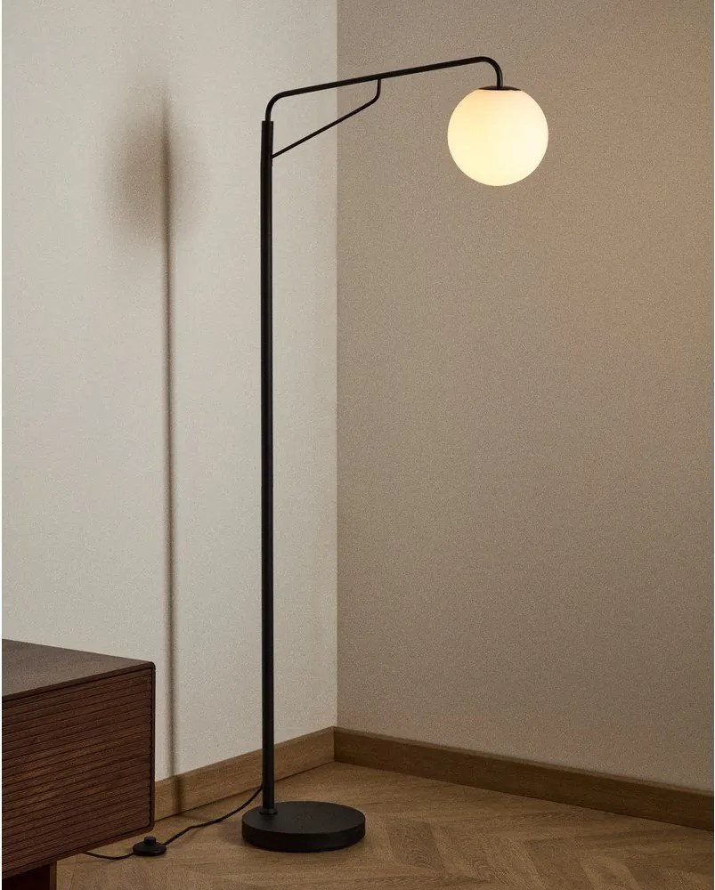 Bílá/černá stojací lampa se skleněným stínidlem (výška 164 cm) Eilo – Kave Home