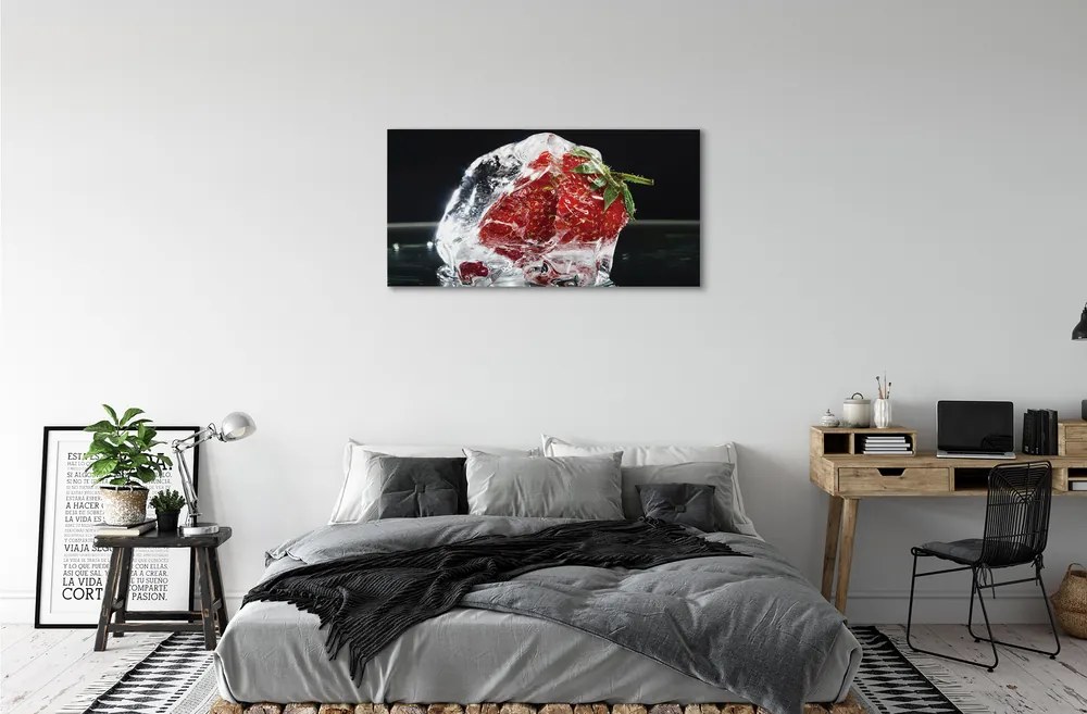 Obrazy na plátně Jahody v ledu kostka 125x50 cm