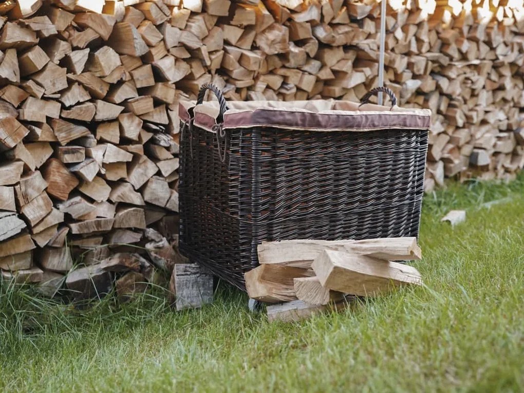 ČistéDřevo Tmavý proutěný koš na dřevo obšitý - na kolečkách