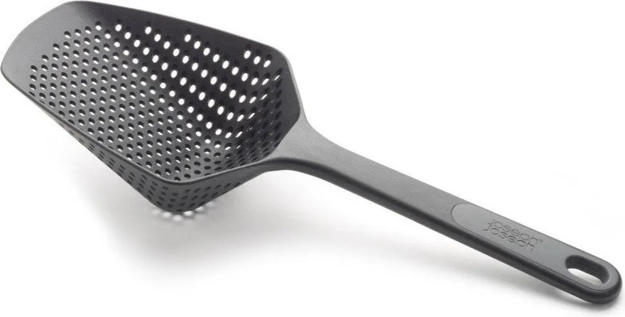 Černá cedníková lžíce Joseph Joseph Scoop