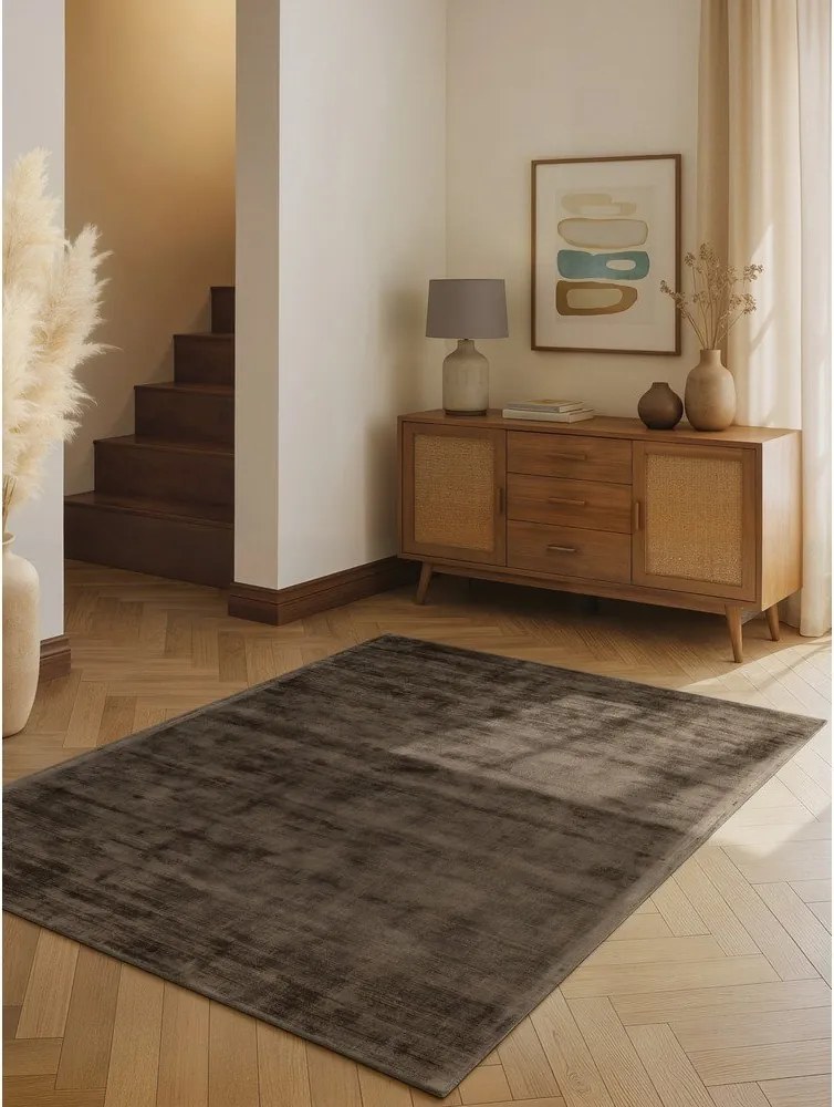 Hnědý ručně tkaný koberec z viskózy 120x180 cm Noemi – Vikosa