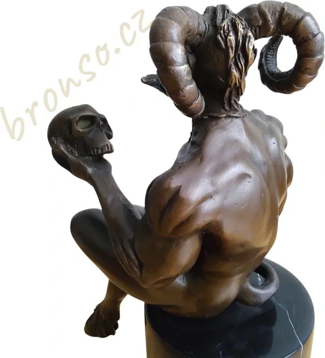 Socha satyra držícího kostru – bronzová socha inspirovaná řeckou mytologií