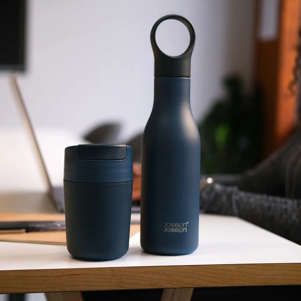 Tmavě modrý cestovní hrnek 340 ml Sipp – Joseph Joseph