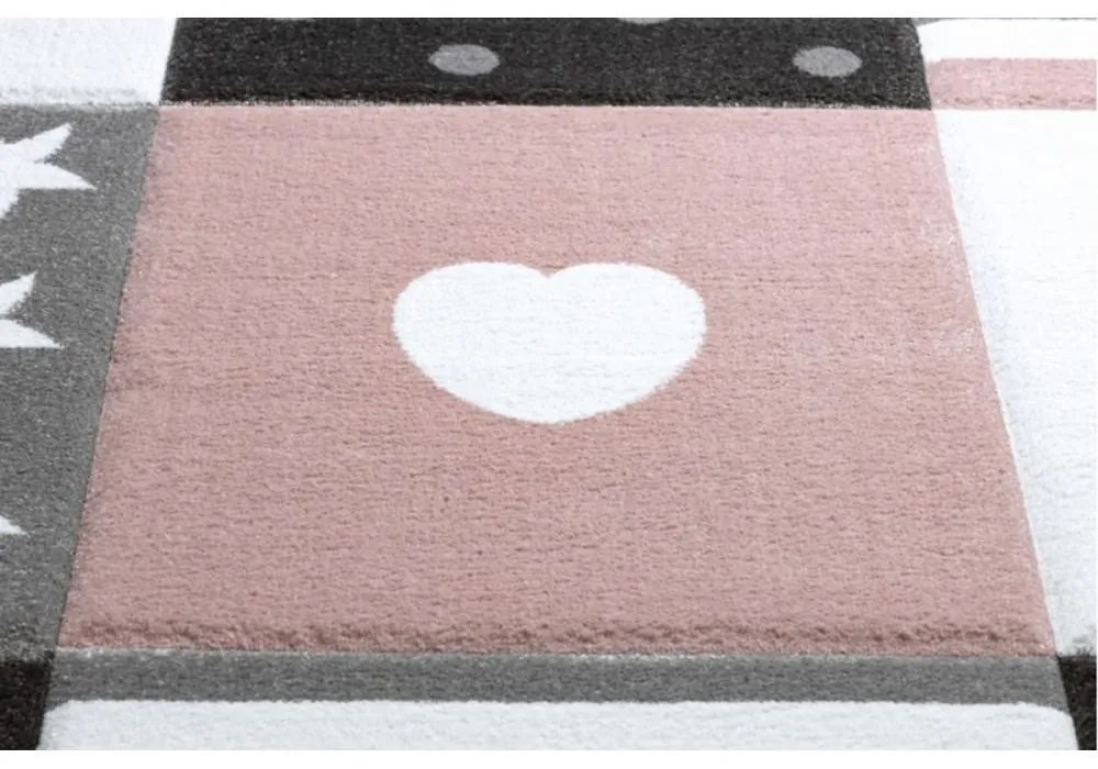 Dětský kusový koberec Srdce růžový 140x190cm