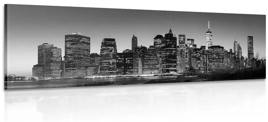 Obraz centrum New Yorku v černobílém provedení - 150x50 cm