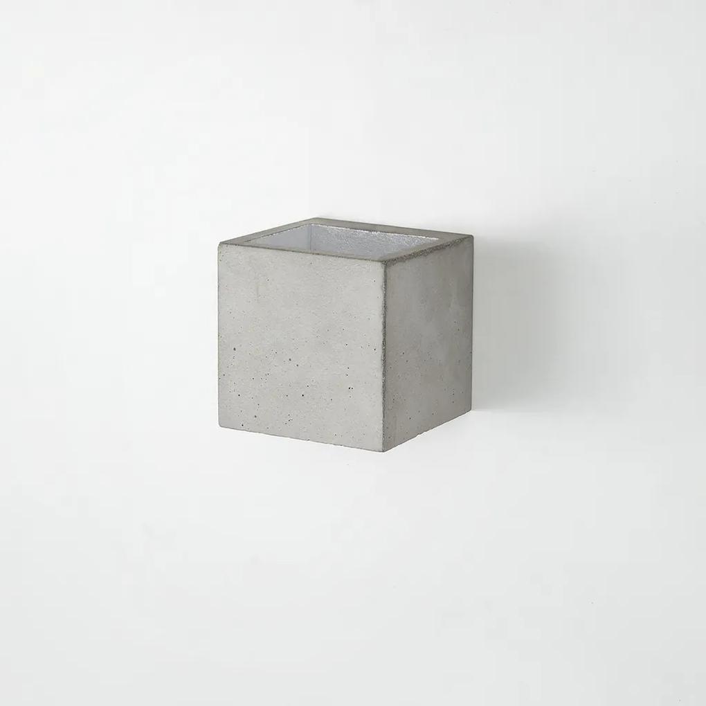Nástěnné krychlové svítidlo z betonu B9  Nástěnné krychlové svítidlo z betonu B9 Dekor: Světlý beton, Vnitřní plocha: Stříbrná