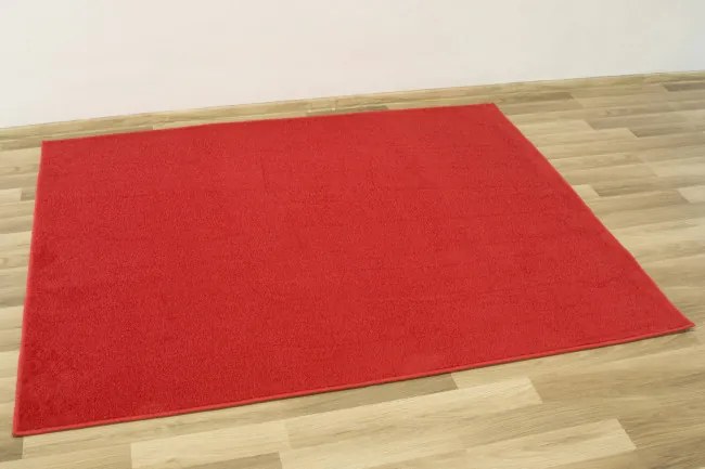 Metrážový koberec Dynasty 15 červený