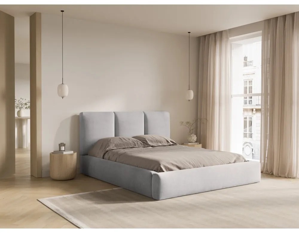 Světle šedá čalouněná dvoulůžková postel s úložným prostorem s roštem 160x200 cm Brody – Mazzini Beds