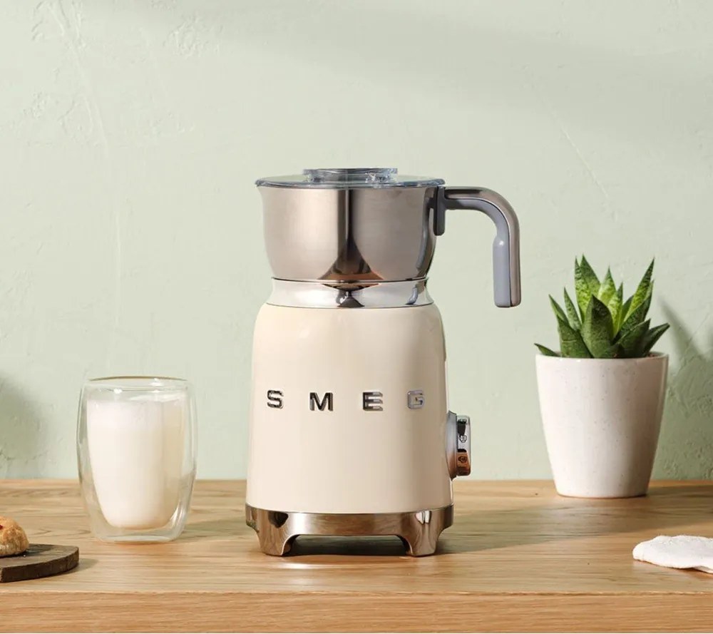 Béžový elektrický šlehač mléka 50's Retro Style – SMEG