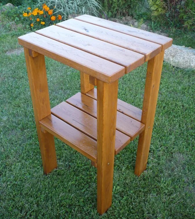 KULHÁNEK Klasický dubový odkládací stolek Odstín nátěru: individuální