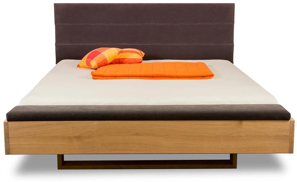 Krajča Manželská postel z masivu Alfarnate 180 x 220 cm (dub) Povrchová úprava: Brandy, Druh dřeva: Dub, Barva čalounění: Černá