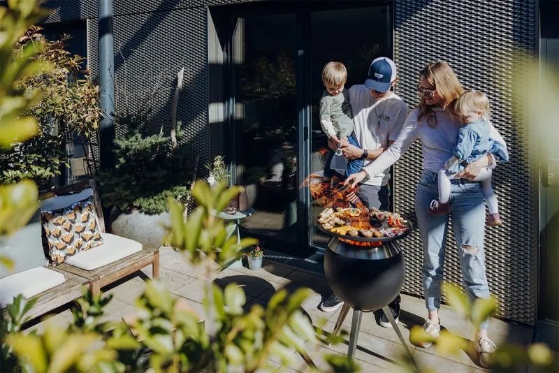 Höfats Stylový BBQ gril a ohniště MOON v jednom na dřevo a peletky Barva: Stříbrno/černá, Varianta: s výsokou a nízkou podstavou, bez planche