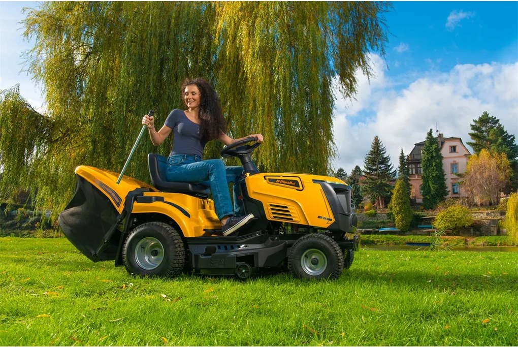 Riwall PRO RLT 92 HRD travní traktor 92 cm se zadním výhozem a hydrostatickou převodovkou