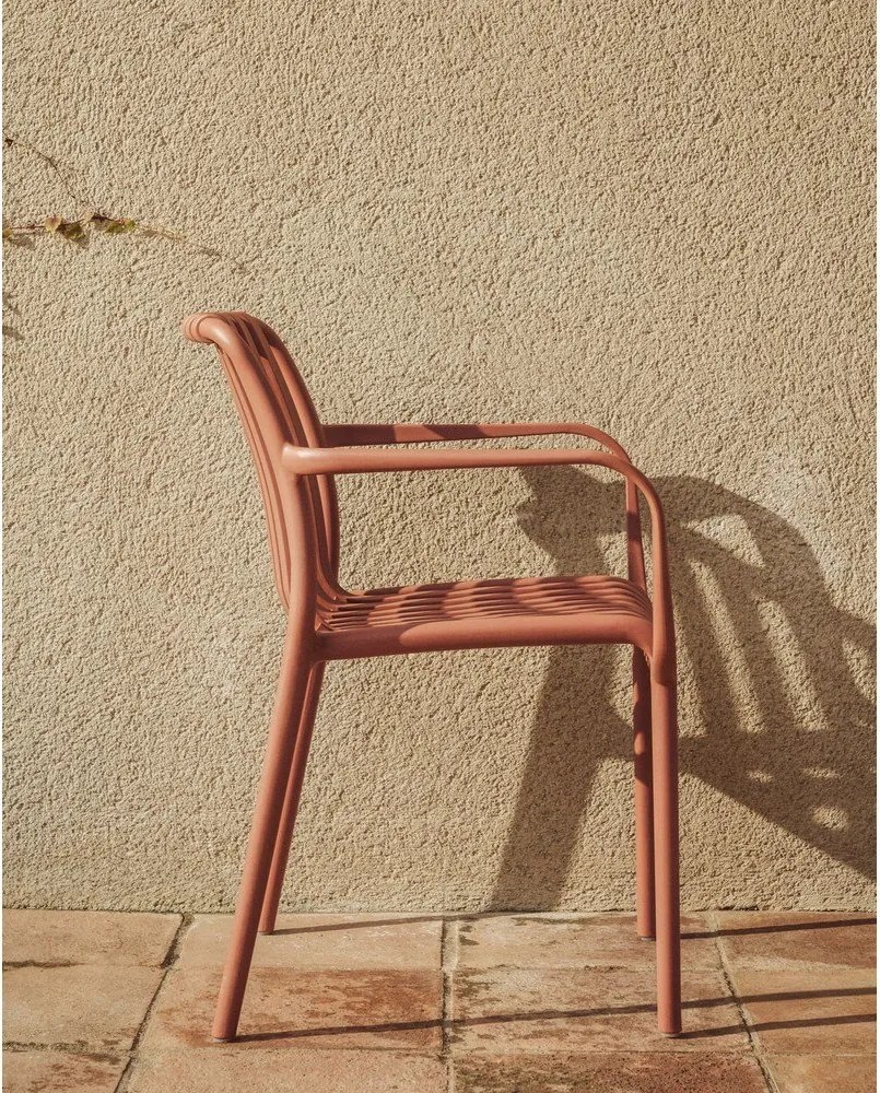 Plastová zahradní židle v terakotové barvě Isabellini – Kave Home
