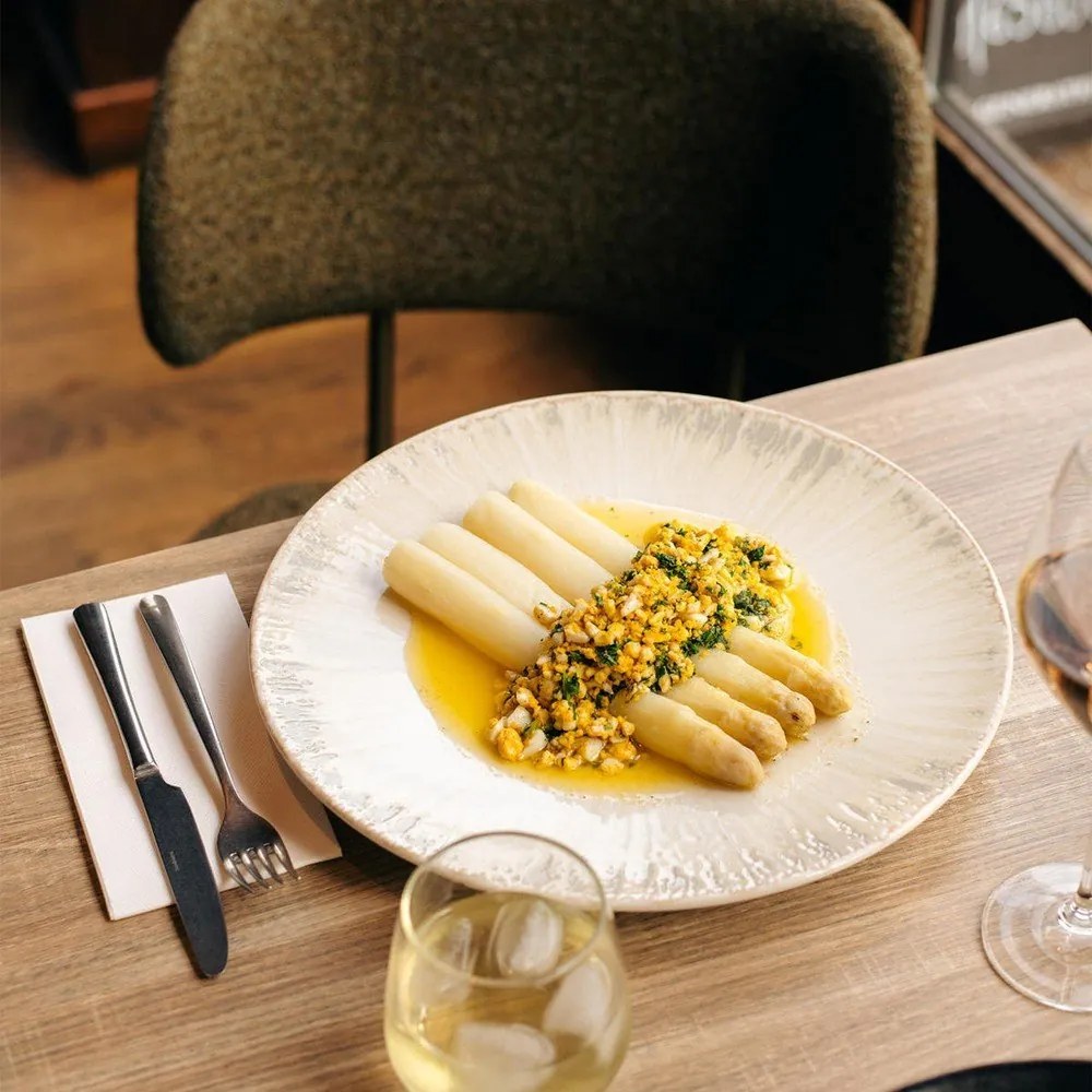 Světle šedý servírovací porcelánový talíř ø 32 cm Nuance – BonBistro
