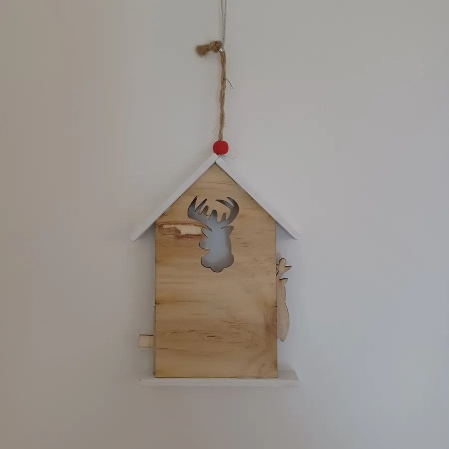 Dřevěná vánoční ozdoba chaloupka s jelenem, 15,5 × 11,3 cm, k zavěšení