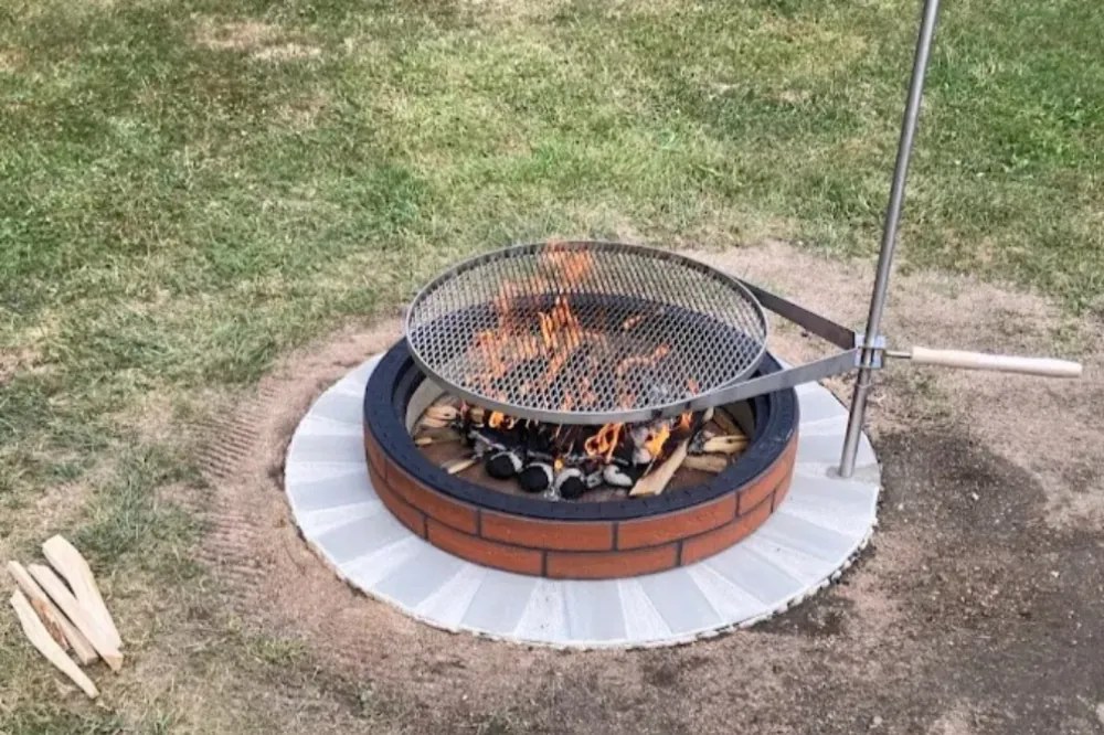 Grilovací rošt NEREZ polohovací Ø 50 cm ✔ Rošt se zemním pouzdrem