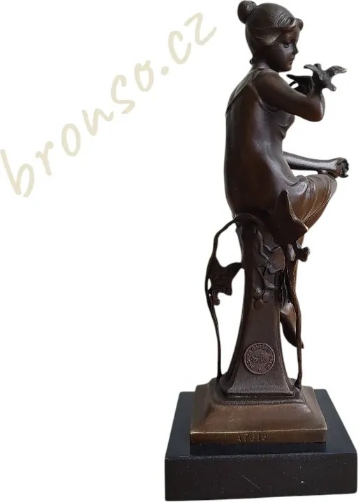 Elegantní bronzová socha ženy s ptáky ve stylu Art Deco – signováno, číslováno