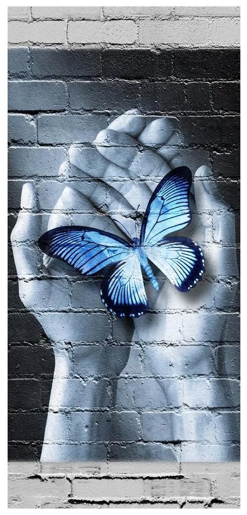 Fototapeta na dveře - Modrý motýl v dlaních (95x205cm)