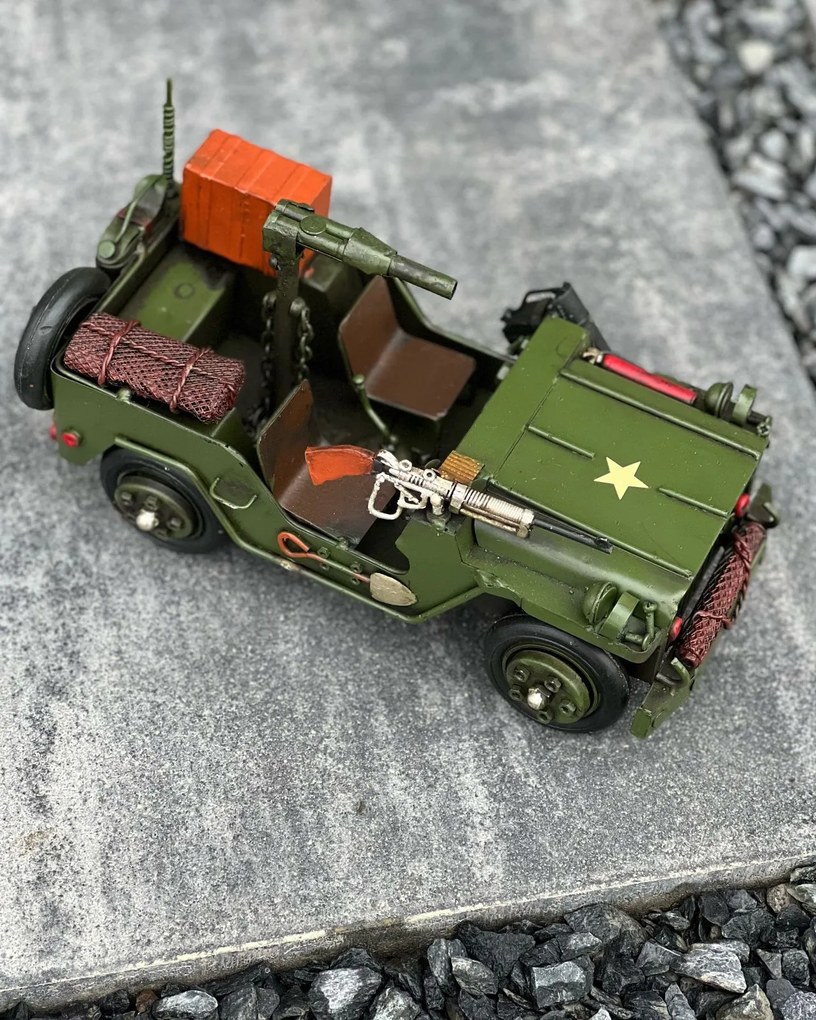 Plechový model - Armádní Jeep se zbraní