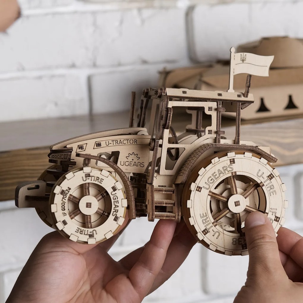 Ugears 3D dřevěné mechanické puzzle Traktor Wins
