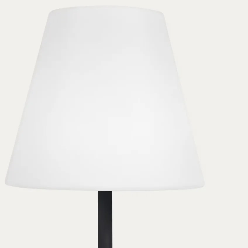 OnaDnes -20% Bílá plastová solární stojací LED lampa Kave Home Amaray 120 cm s černou podstavou