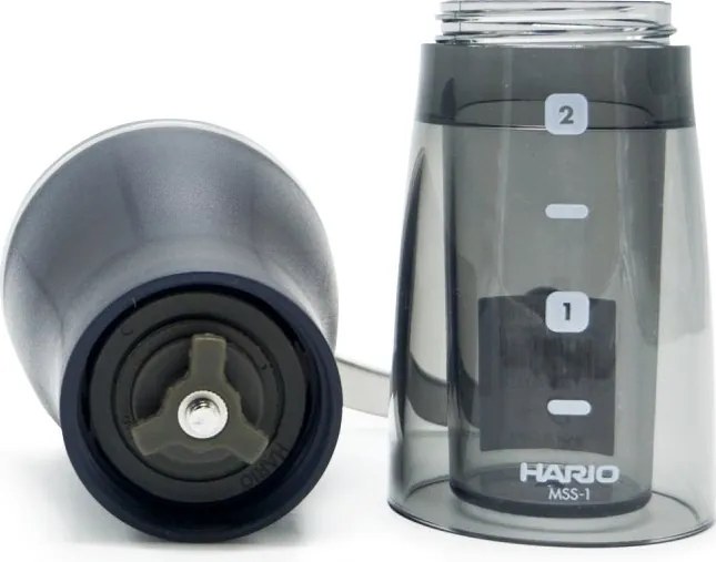 Ruční kávomlýnek Hario Mini Mill Slim PLUS – s keramickými kameny a nastavitelnou hrubostí, perfektní na cesty