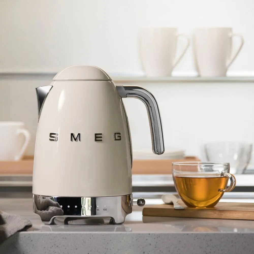 Krémová rychlovarná konvice z nerezové oceli 1,7 l Retro Style – SMEG