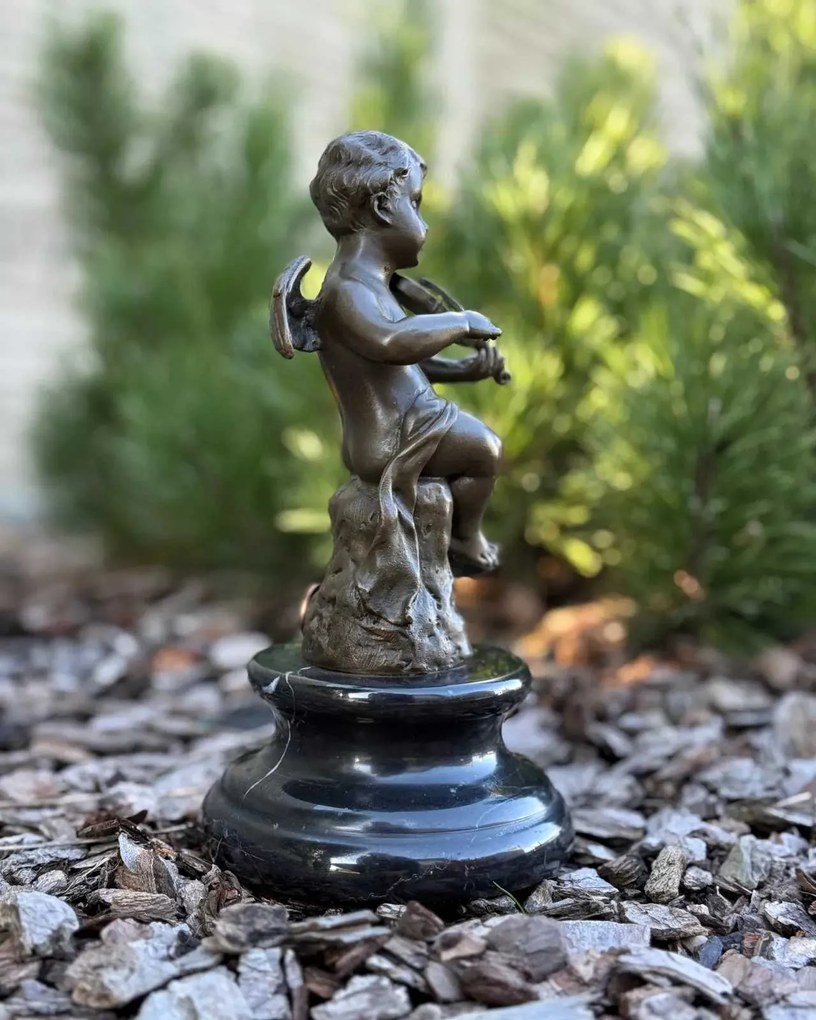 Bronzová socha - Putto hrající na housle anděl