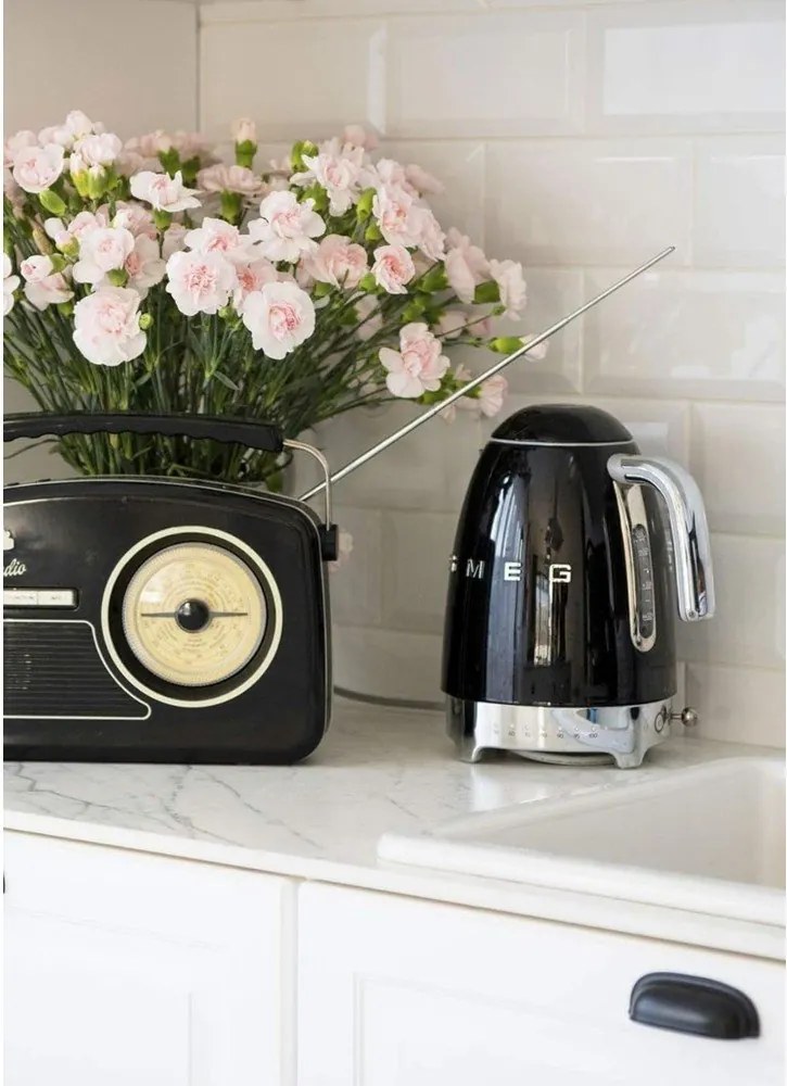 Černá rychlovarná konvice z nerezové oceli 1,7 l Retro Style – SMEG