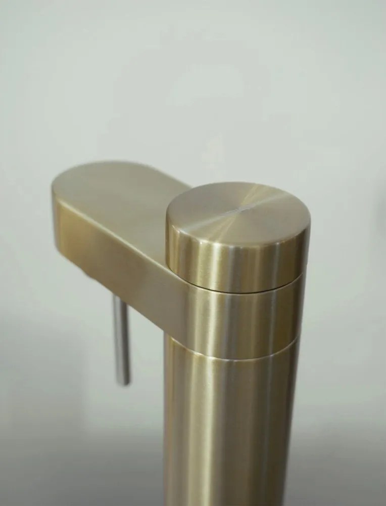 Výrobník sody z nerezové oceli v mosazné barvě Brus – Stelton