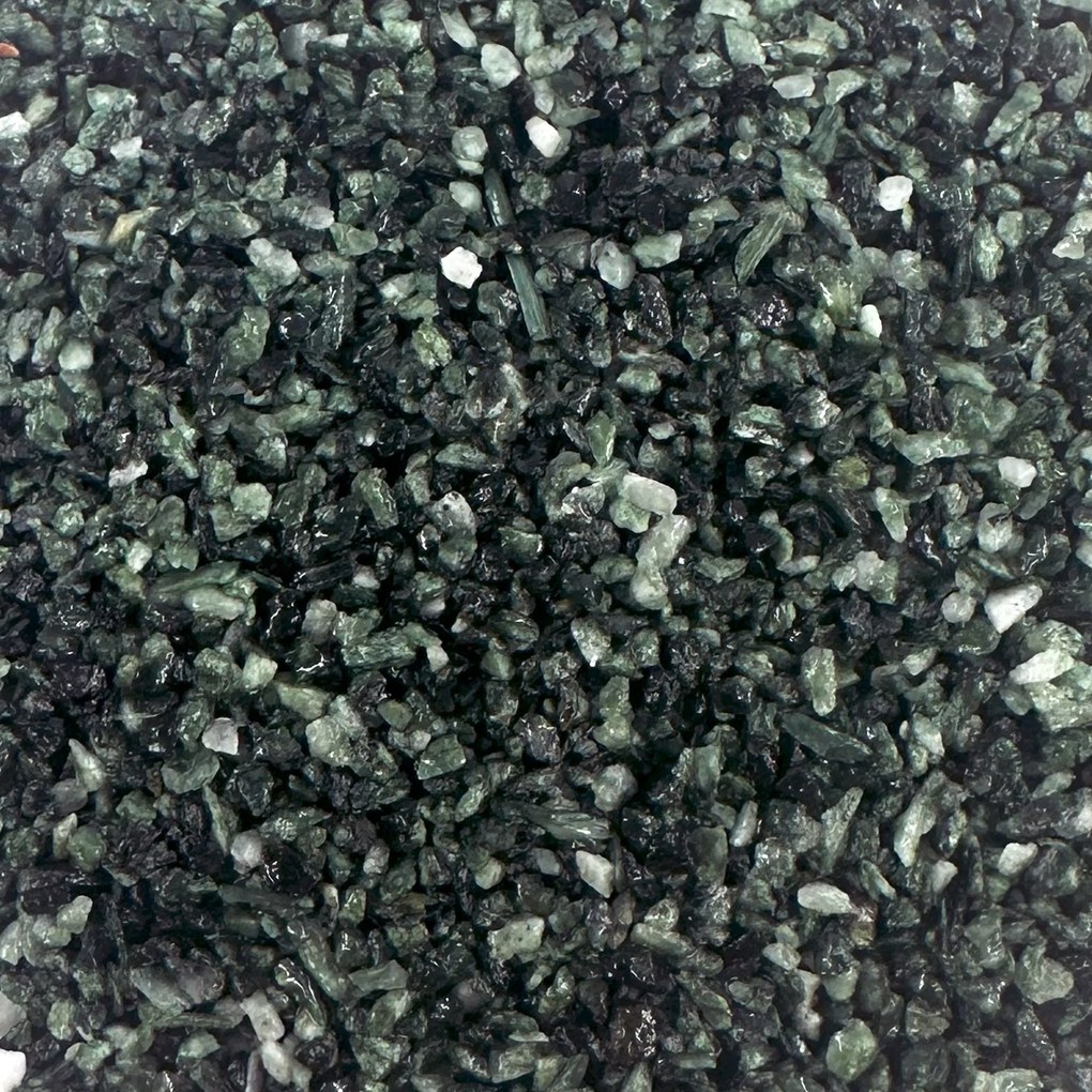 Báča Beton Marmolit na podlahu Verde alpi Frakce: Jemná (0,7 – 1,8 mm), vydatnost setu 1,8 m², Doporučené použití v: exteriéru - jednosložkový polyuretan