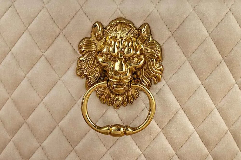 Designová židle Queen Lví hlava béžový samet - skladem