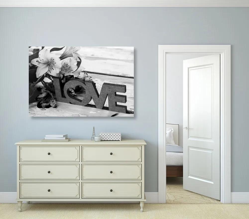 Obraz s dřevěným nápisem Love v černobílém provedení - 120x80 cm
