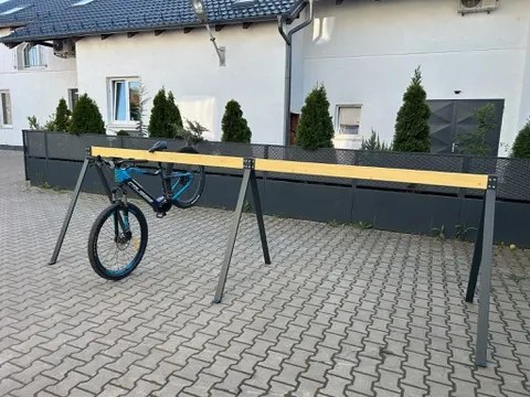 Stojan na kolo za sedlo se dřevěným nosníkem KACERLE KS-910 - 2 m Délka stojanu: 3 m, Povrchová úprava nohou: žárový zinek, Druh dřeva: dubové dřevo
