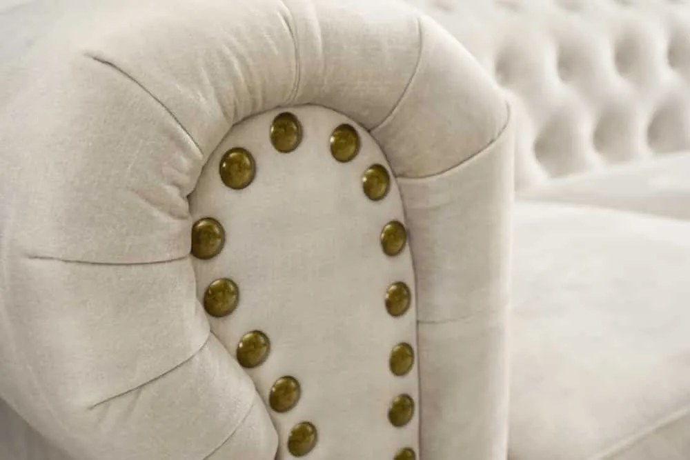 Designová dvousedačka Chesterfield 150 cm šampaňský samet - skladem
