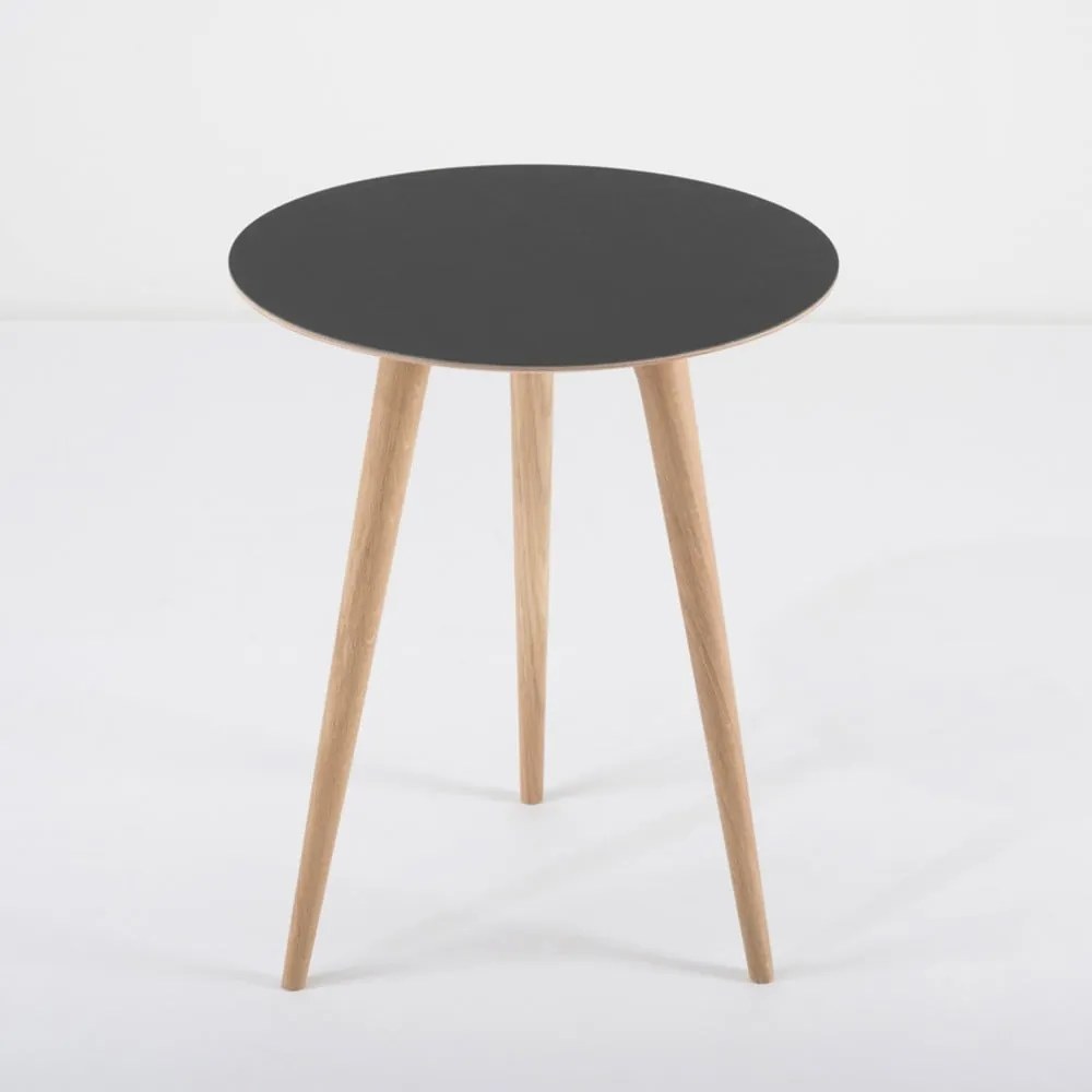 Odkládací stolek z dubového dřeva s černou deskou Gazzda Arp, ⌀ 45 cm