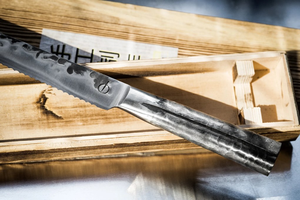Ručně vyráběné nože z oceli Forged | Sun System Nůž na chleba Intense